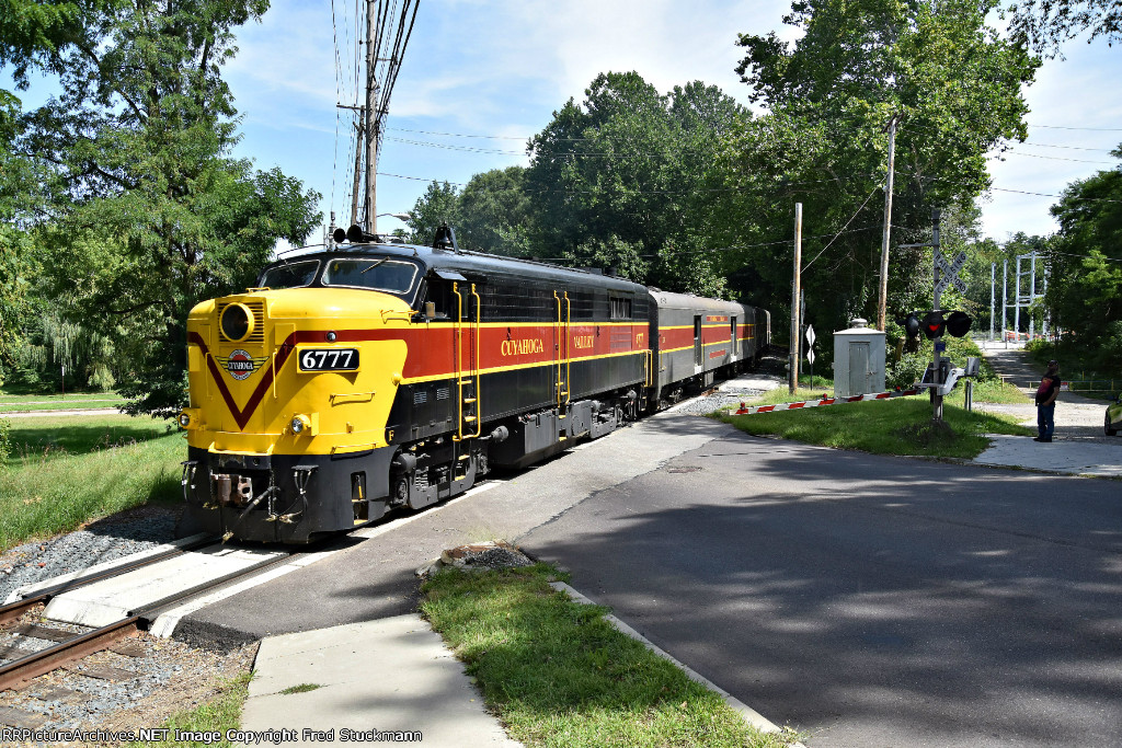 CVSR 6777 will do the honors northbound.