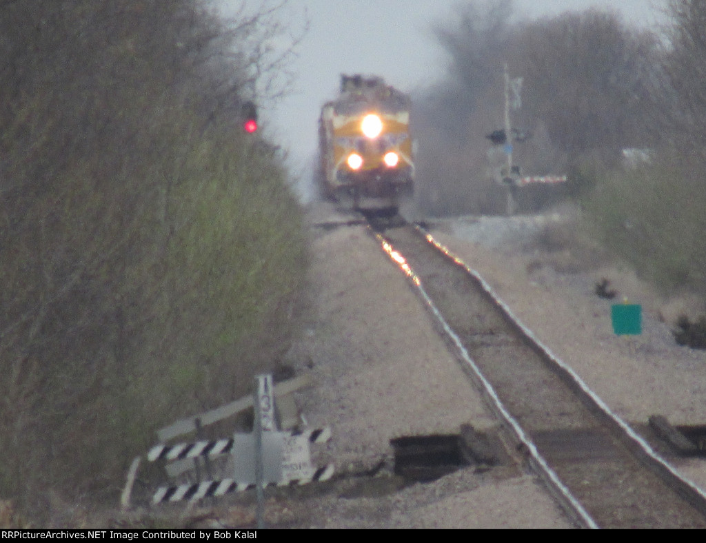 UP 2748 6964 Southbound towards Sidney