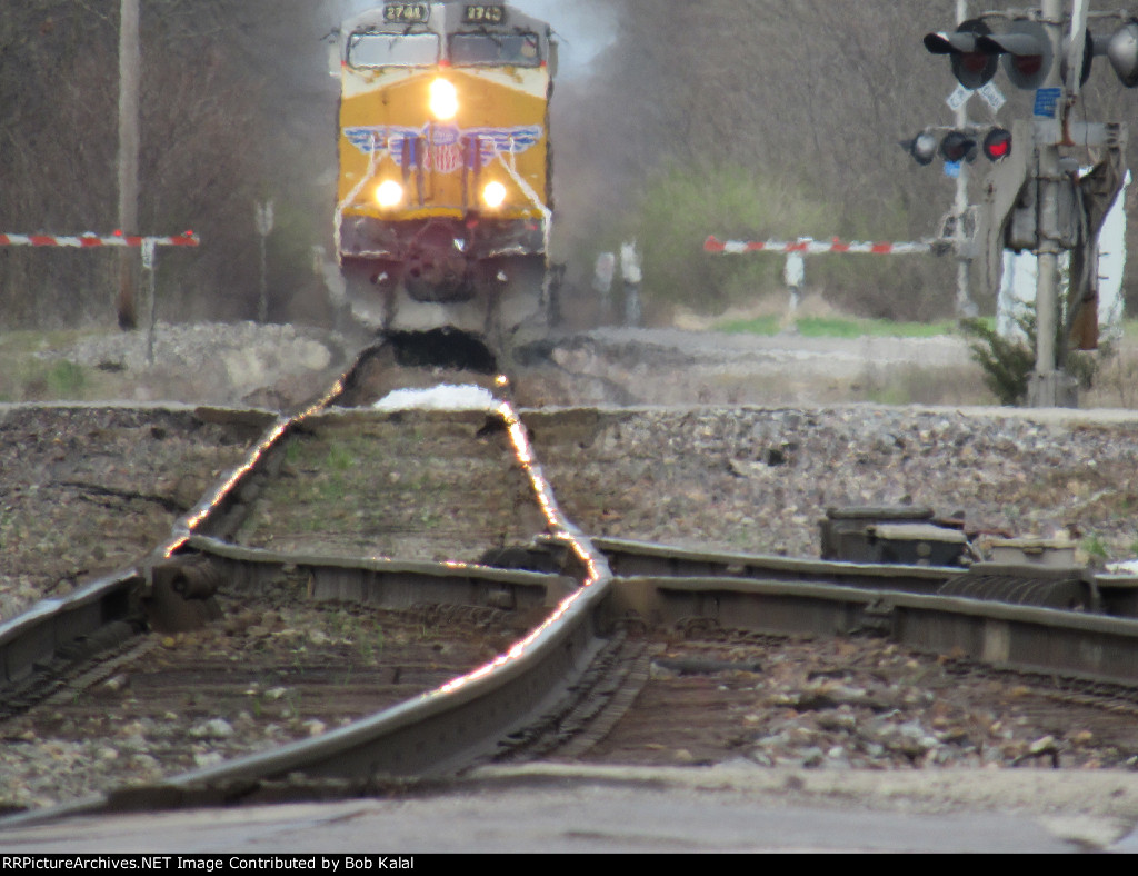 UP 2748 6964 Southbound into Villa Grove with Switch aligned for Siding