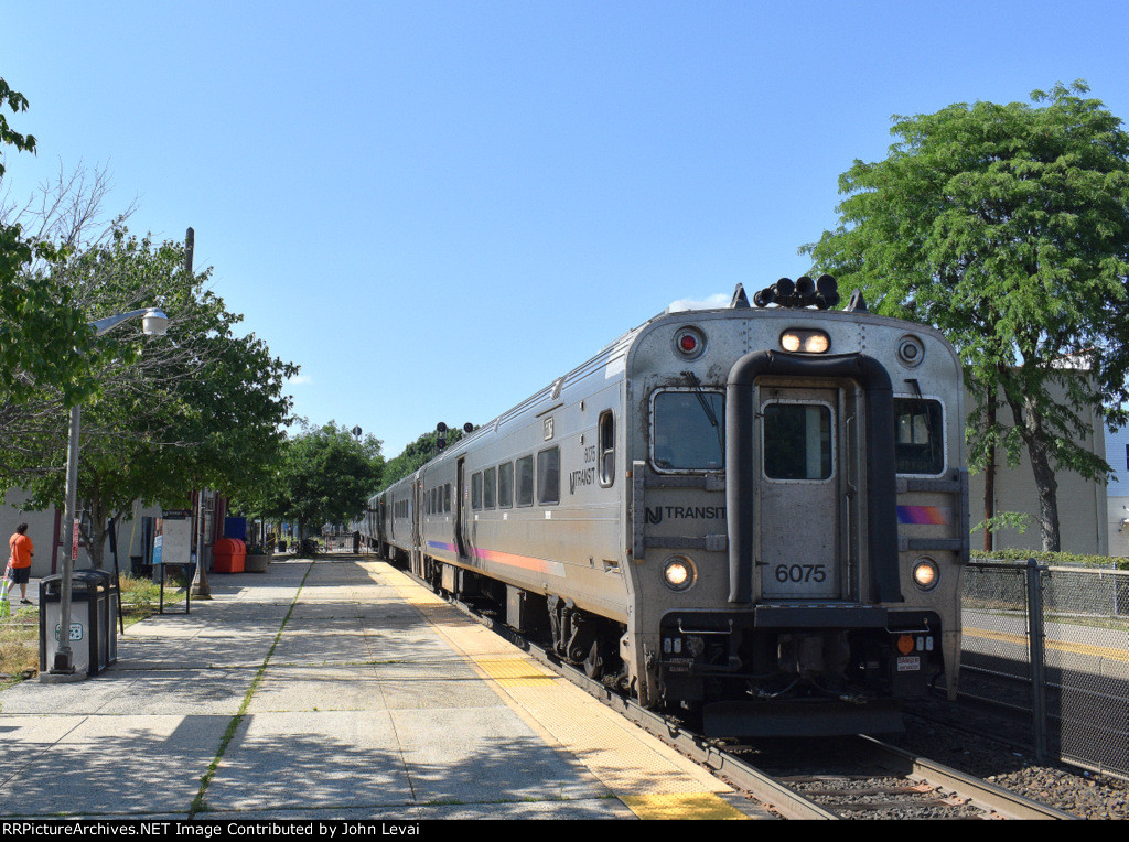 NJT Train # 78 arrriving into Ramsey Main St Station with a NJT Comet V ...