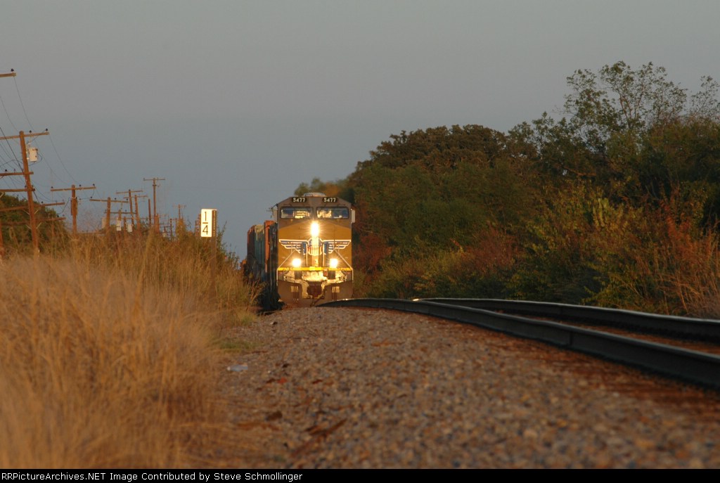 UP 5477 West waits shy of downtown for a double meet