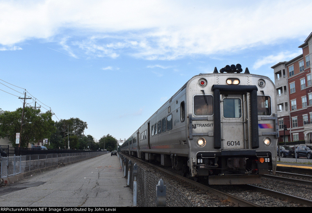 NJT Comet V Cab leading an eastbound into Rutherford Station just after ...