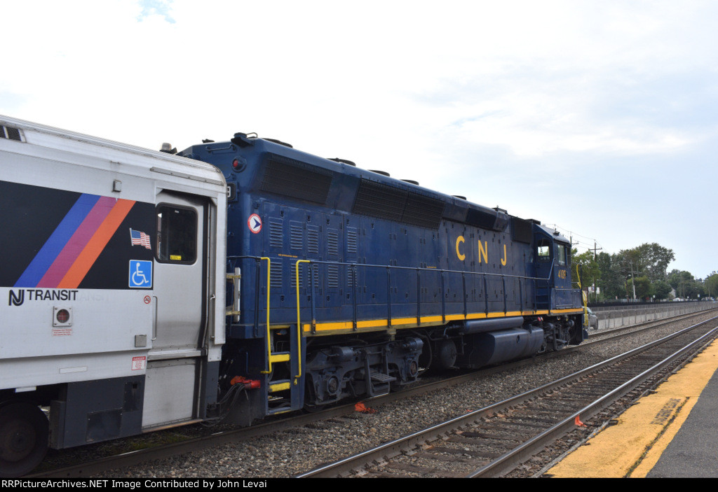 And the treat is NJT GP40PH-2 # 4109 painted in the CNJ livery-on the ...