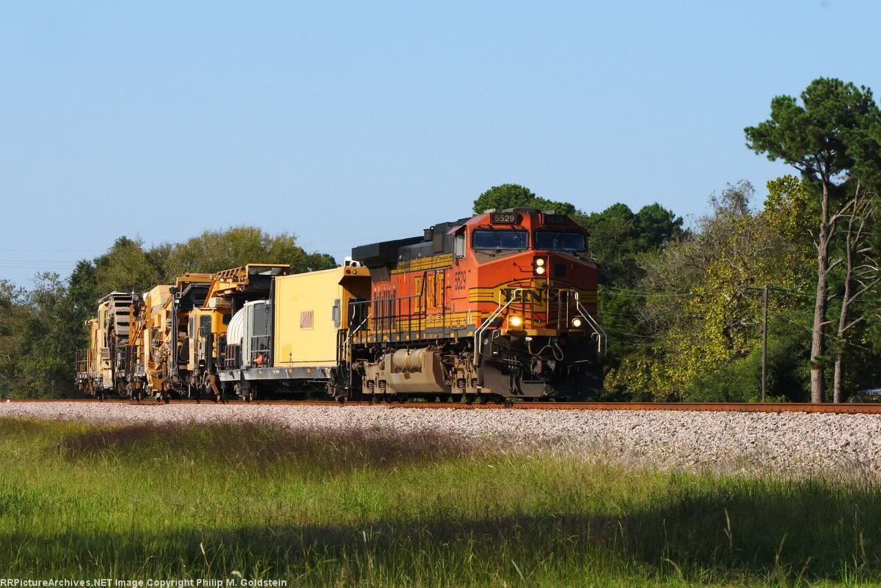 BNSF 5529 / Loram Shoulder Ballast Cleaner SBC-32