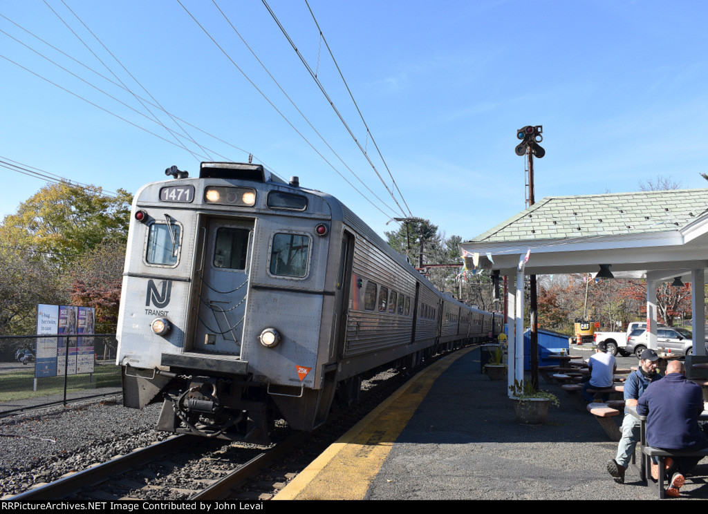 NJT 5 Car Arrow III Set on Train # 424 arriving into Millington Station