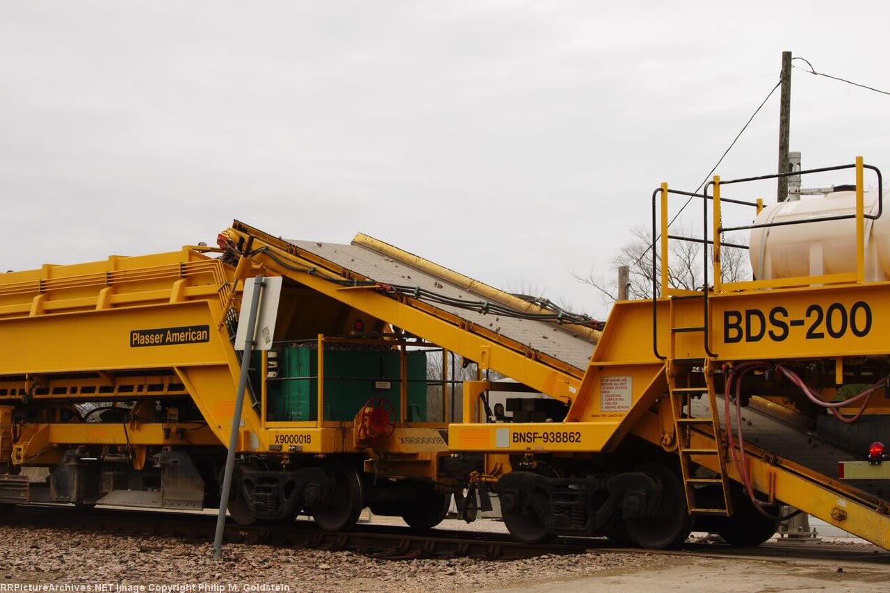 BNSF 938861 / 862 - Plasser American Ballast Distribution System BDS ...