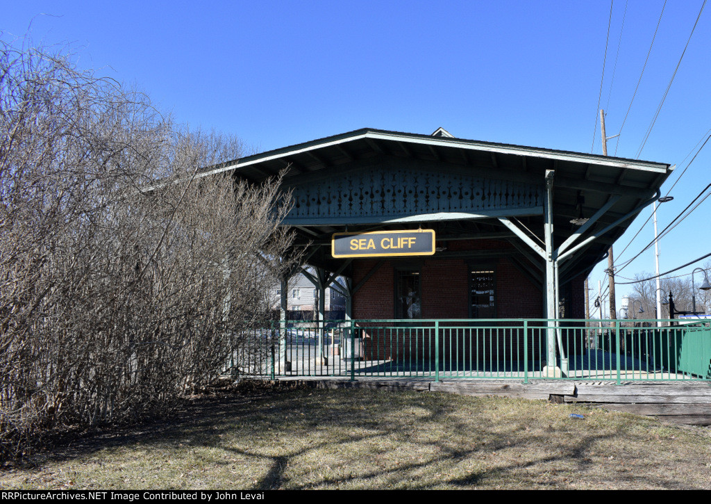 The sinage of Sea Cliff Station-you have the PRR colors as the LIRR ...