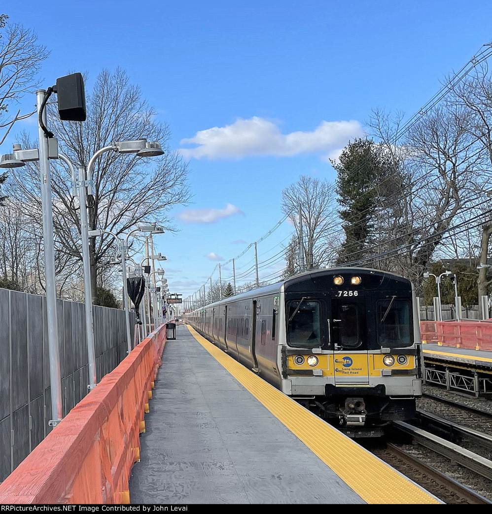 Eastbound LIRR M7 set at Mineola Station