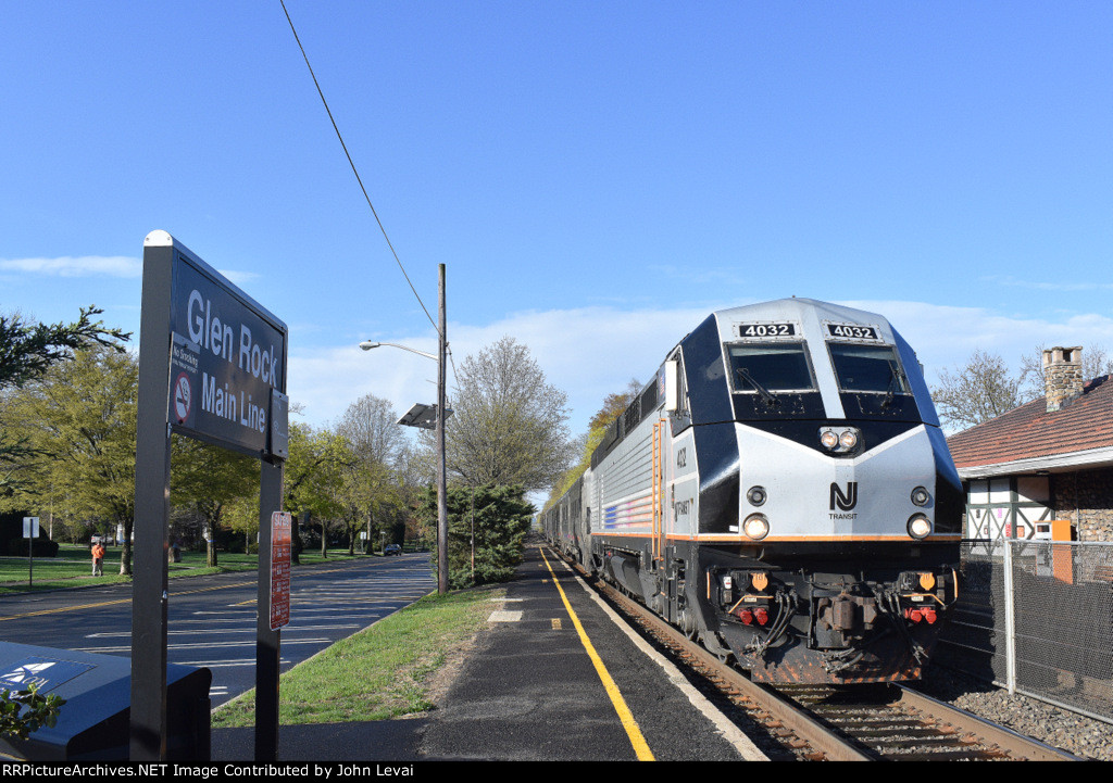 NJT PL42AC # 4032 leads westbound NJT Main Line Train # 1107 into Glen ...