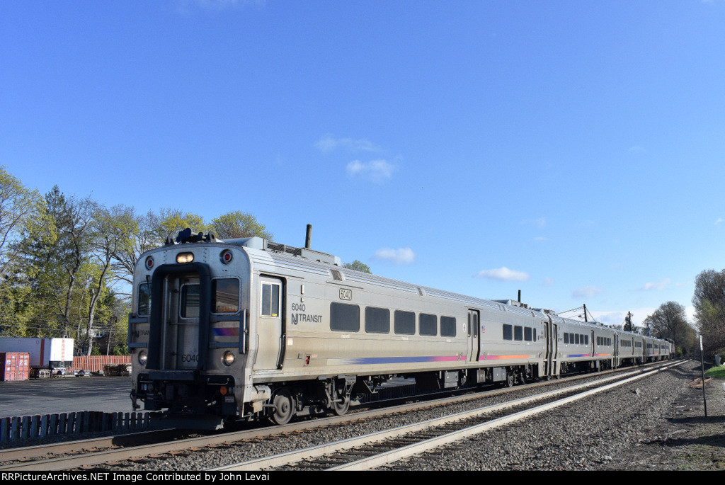 NJT Comet V Cab Car leading NJT Train # 1210 into Glen Rock Station on ...
