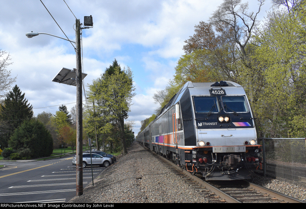 NJT Train # 1205 approaches Glen Rock Station on the Main Line