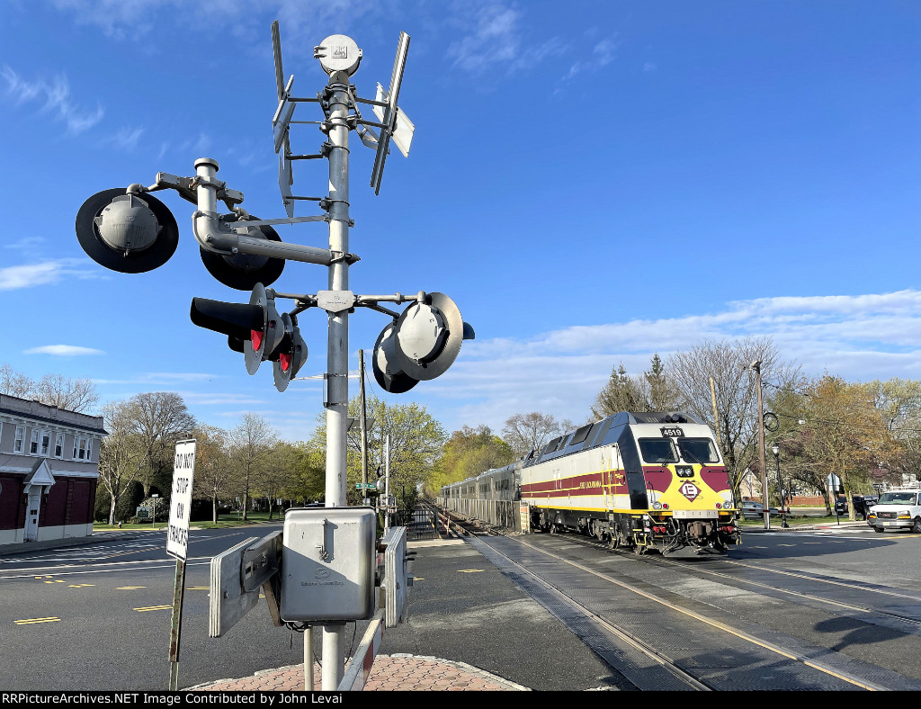 NJT 4519 in EL Wrap on rear of NJT Train # 1208 at Glen Rock Station on ...