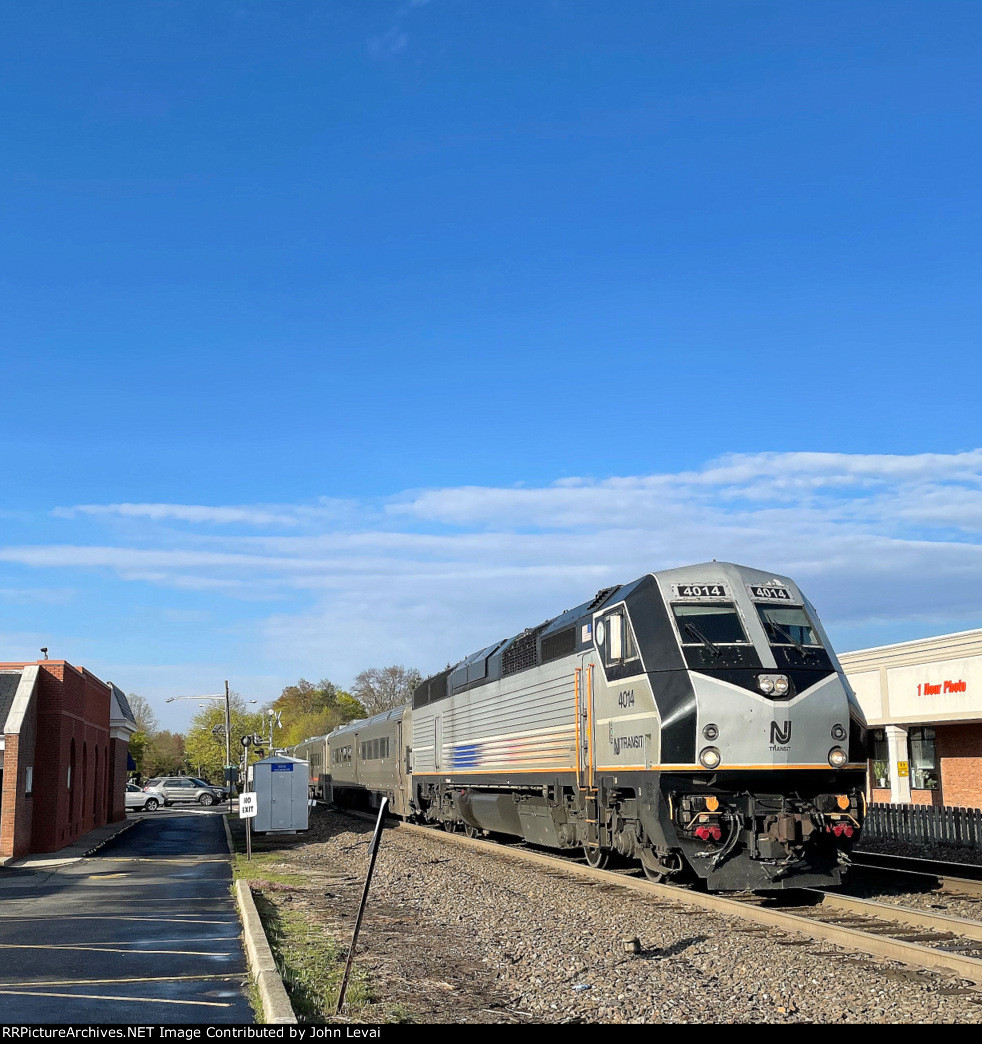 Westbound NJT Deadhead move on Main Line with PL42AC