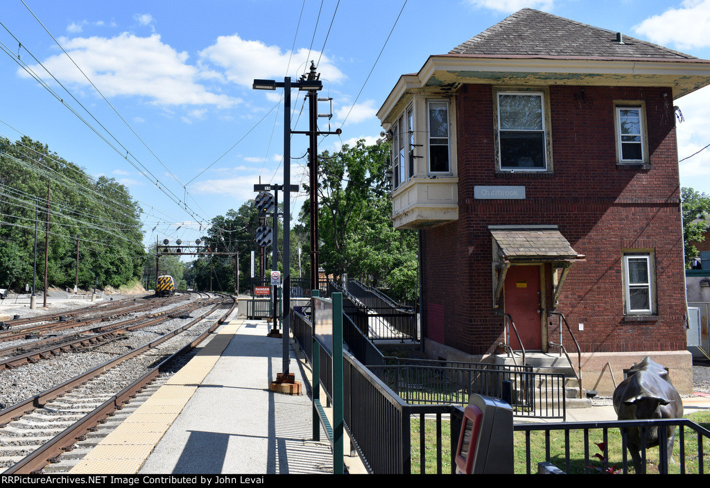 Amtrak Train # 647 about to round the curve approaching Overbrook Station
