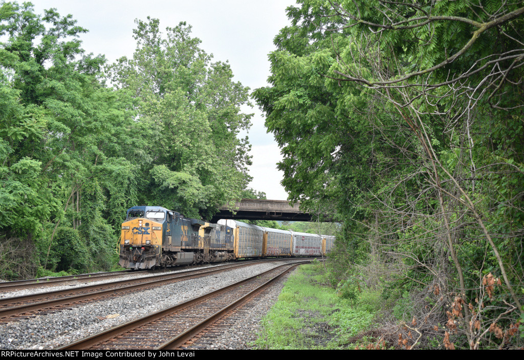 Northbound CSX Freight siding idle on the Capitol Sub