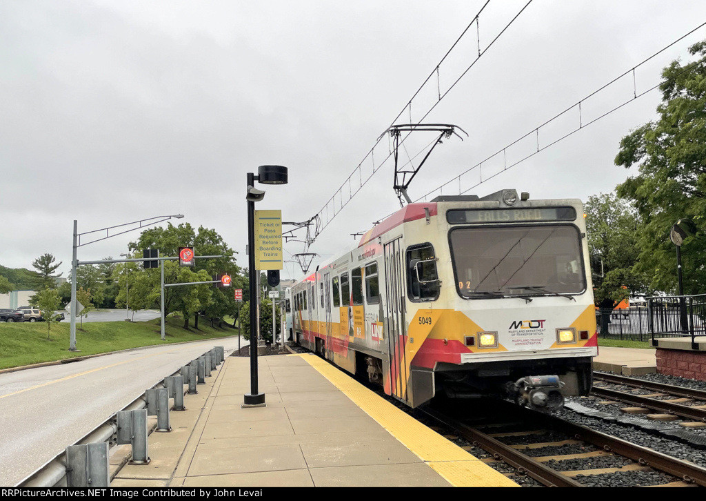 Falls Rd bound light rail train approaching Gilroy Rd Station