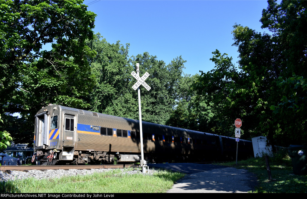 MARC Train # 878 arriving into Garrett Park Station with Sumitomo Cab ...