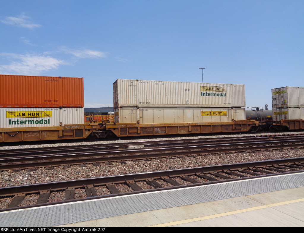 J.B. Hunt Containers #248589 and #226159 Head West at Commerce