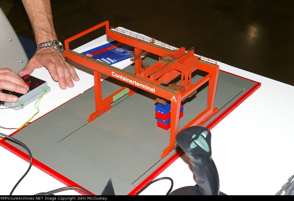 Working! HO Heljan Container crane