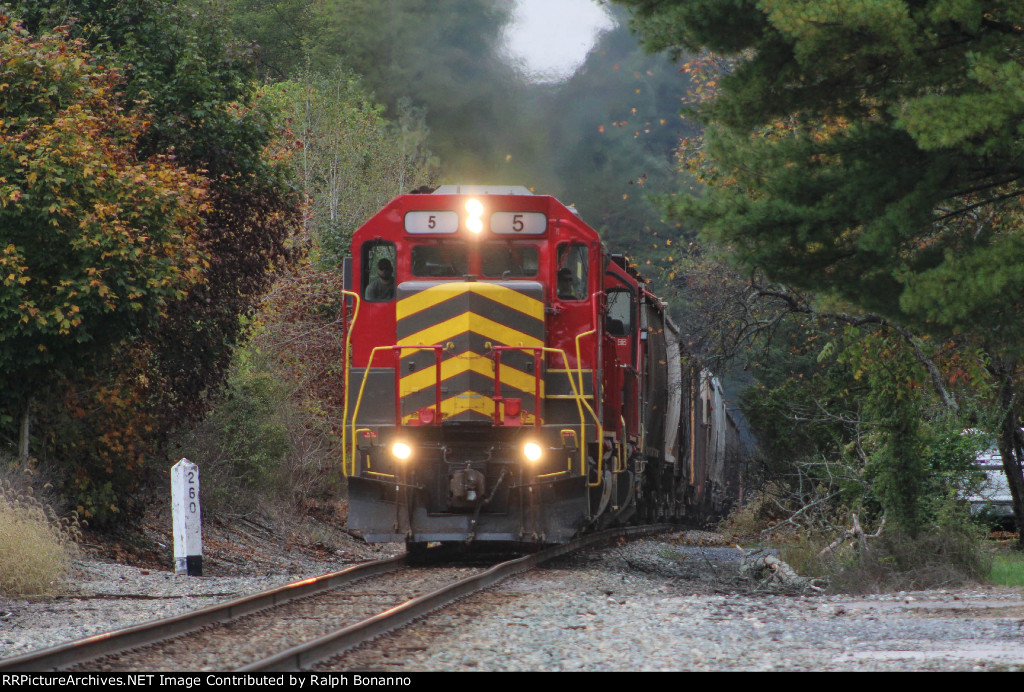 BBRR Z630 eastbound just out of the tunnel and cresting the grade