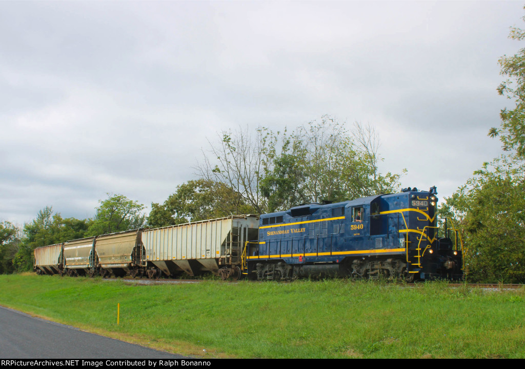 SVRR GP 9 moves a short freight northbound