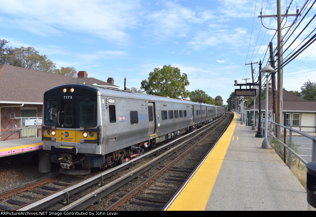 Westbound LIRR M7 Set arriving into Garden City Station