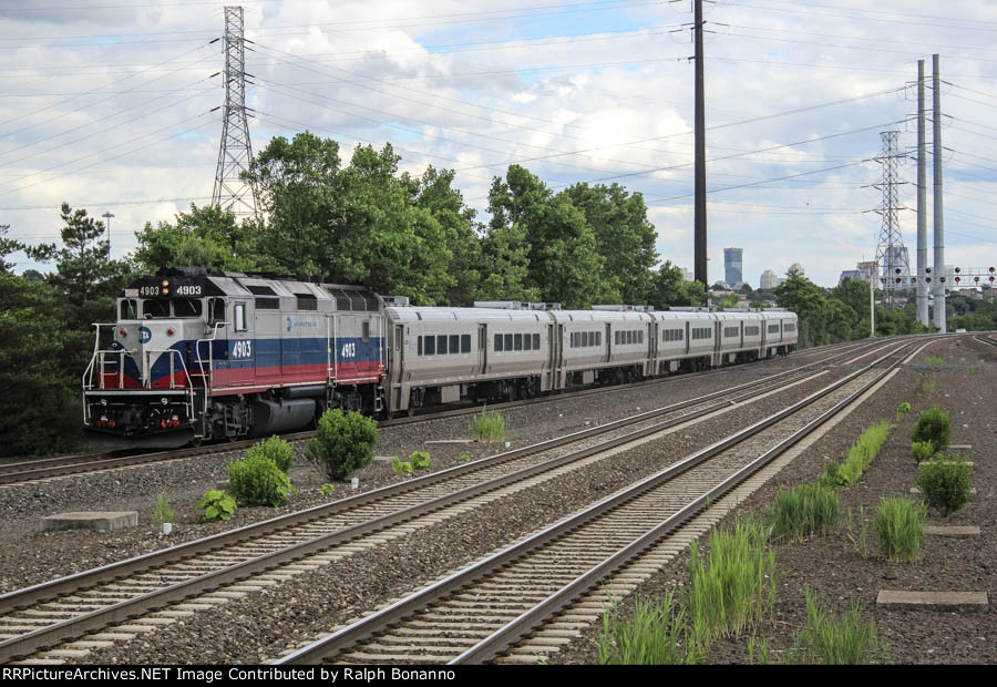 Metro North GP40FH-2 CAT 4903 leads a NY state bound train into the station