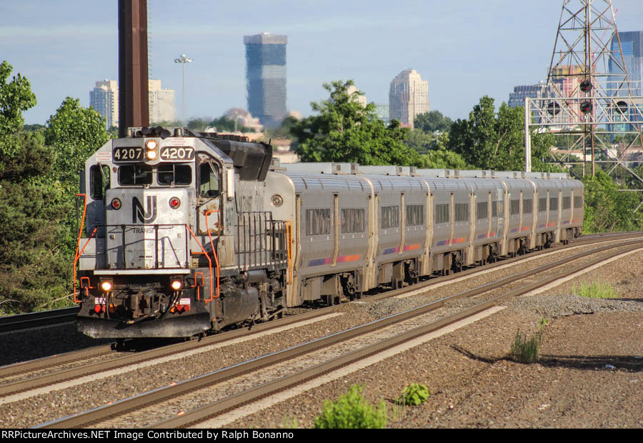 NJT GP40PH-2B 4207 approaces the station