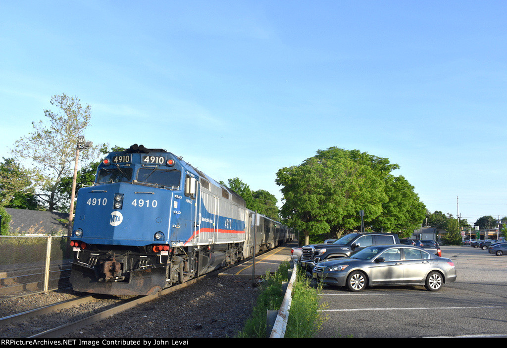NJT Train # 1276, with MNR F40PH-3C # 4910 on the rear, departs Radburn ...