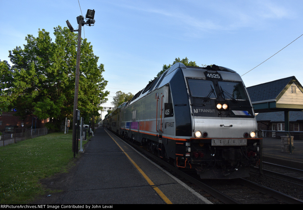 Westbound NJT Multilevel Set arriving into Radburn Station