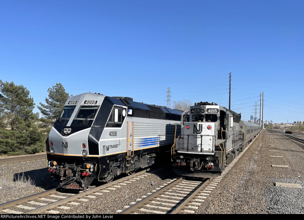 A NJT Geep passing a PL42, each with Comet Consists