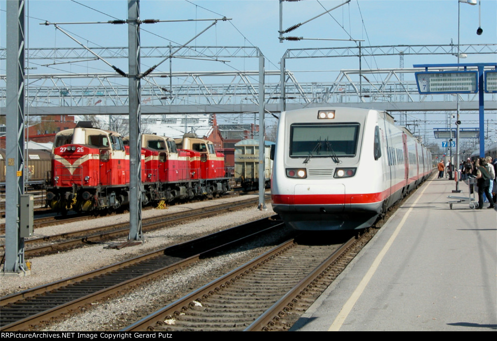 VR Train S129 Sm3 Pendolino arriving from Helsinki