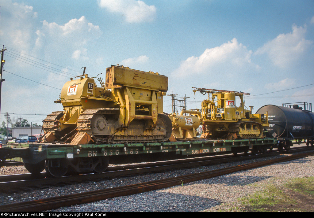 BN 630465, 72-ft Flat Car with CAT 583H Murphy Bros Inc loads on the BN
