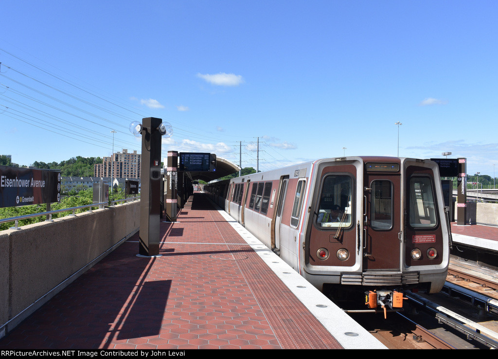An older WMATA Metro trainset arrives into Eisenhower Ave Station