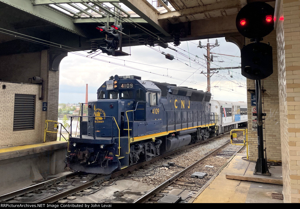 The 4109 leading NJT Train # 5733 into NWK Penn to pick up passengers