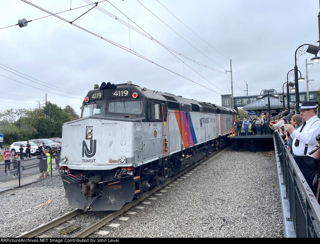 The 4119 and 4120 are about to proceed to their train which is stopped ...