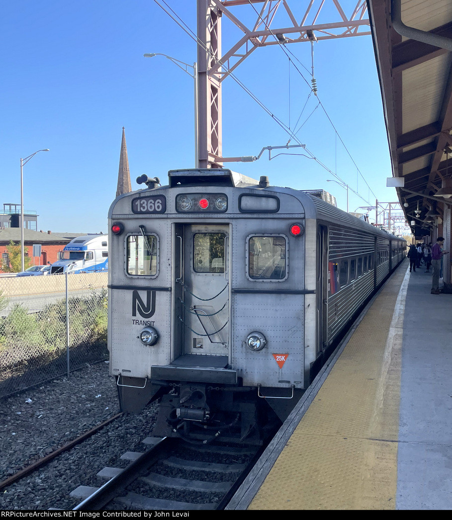 NJT Train # 518 at Newark Broad Street Station with Arrow III Cab Car ...