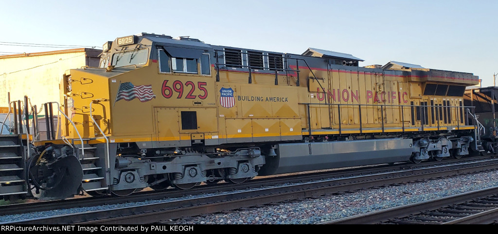 UP 6925 Up Close As She transfers from BNSF Control to UP Dispatch.