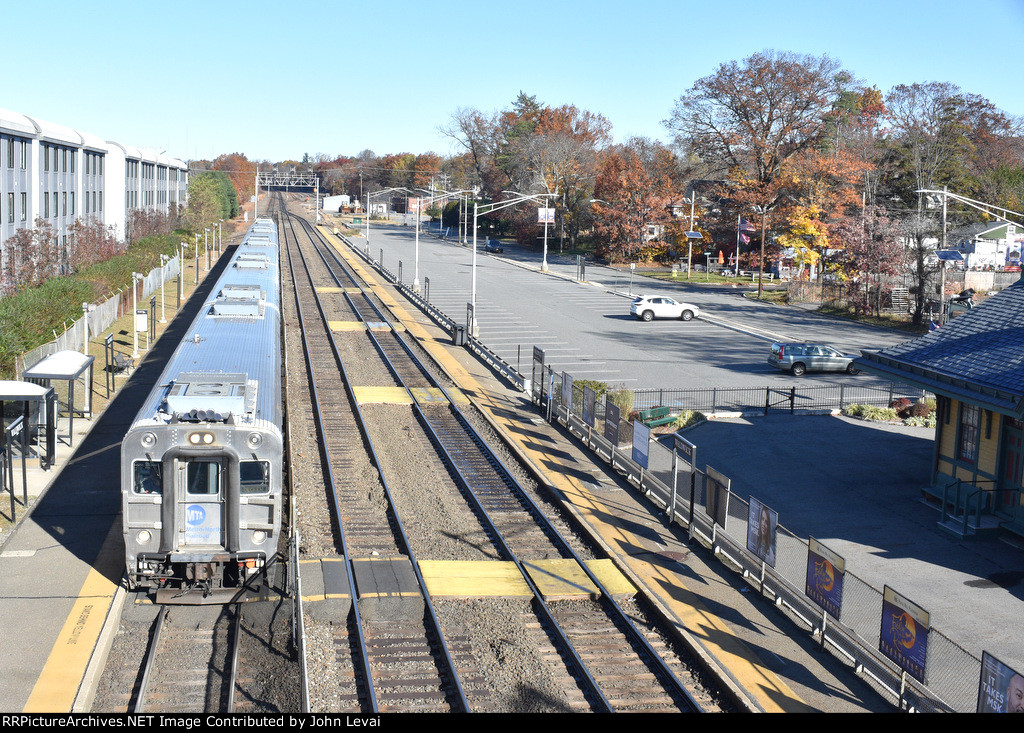 MNR Comet V Cab Car leading eastbound NJT Train # 1858 into Waldwick ...