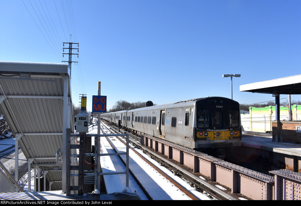LIRR Train # 6751 heads away from the Floral Park Station toward the ...
