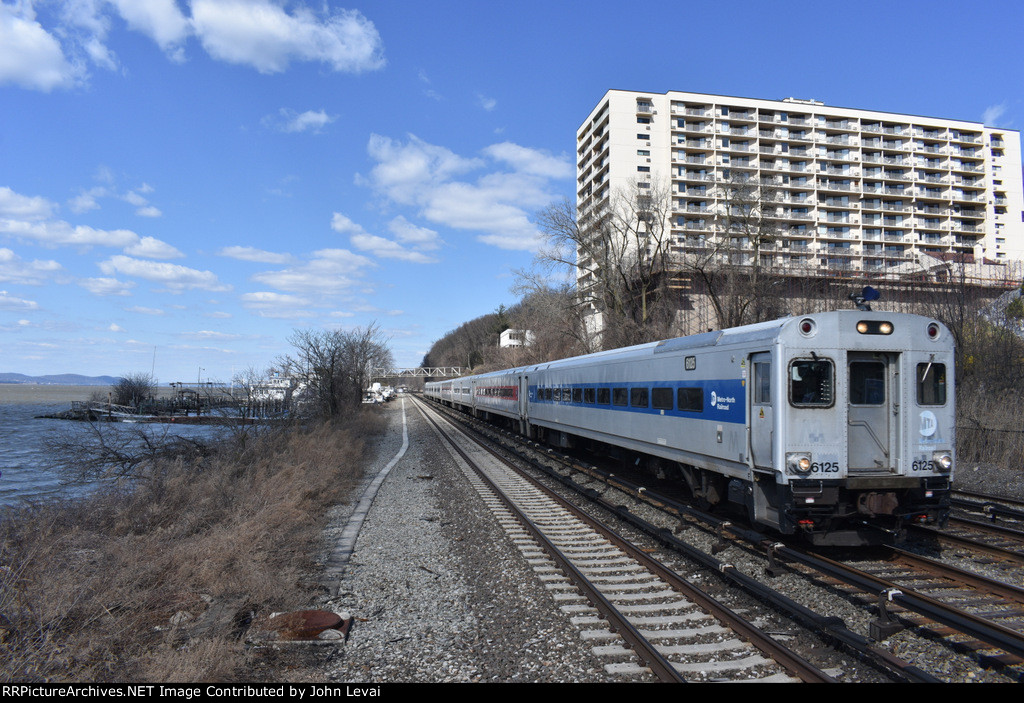 SB MNR Shoreliner Set passing Greystone NY Station
