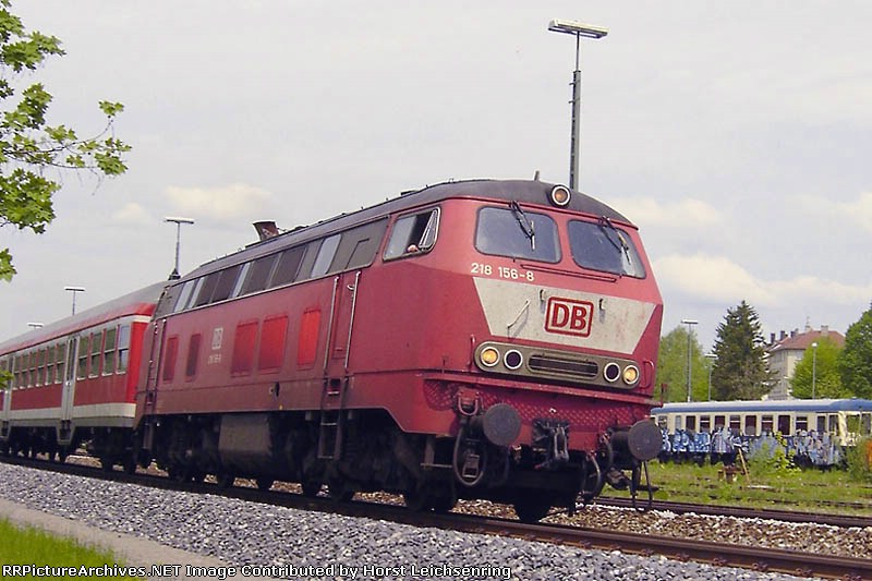 class 218 in colorscheme "orientrot" with local train
