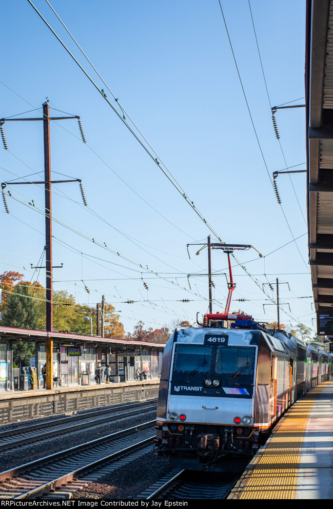 NJT 4619 pushes a train towards Penn Station
