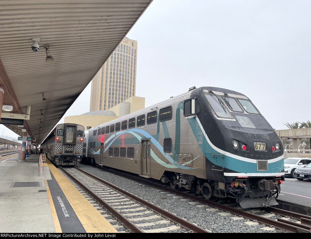 Amtrak Pacific Surfliner Train and Metrolink train sitting next to each ...