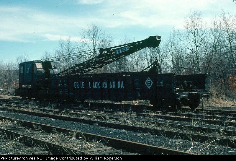 Conrail (Ex New Haven) American Crane No. H-51 and Conrail (Ex Erie ...