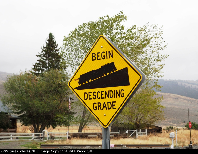 Descending grade sign