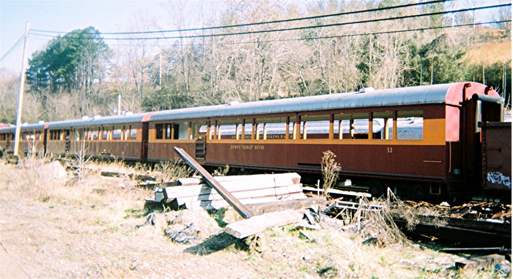 GSMR 32 with other open-air coaches