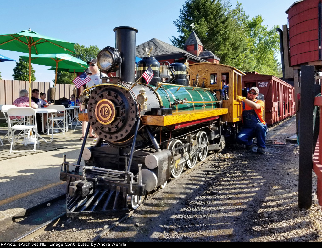 "Oakland Acorn" in the station between runs
