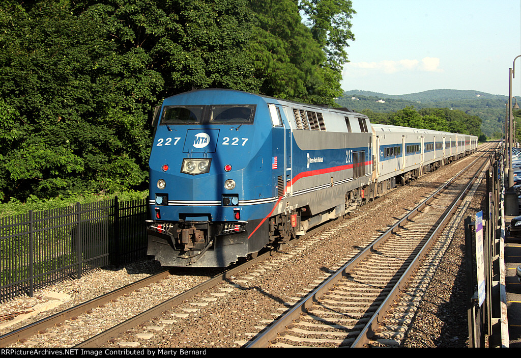 Metro North 227 With Tr. 882