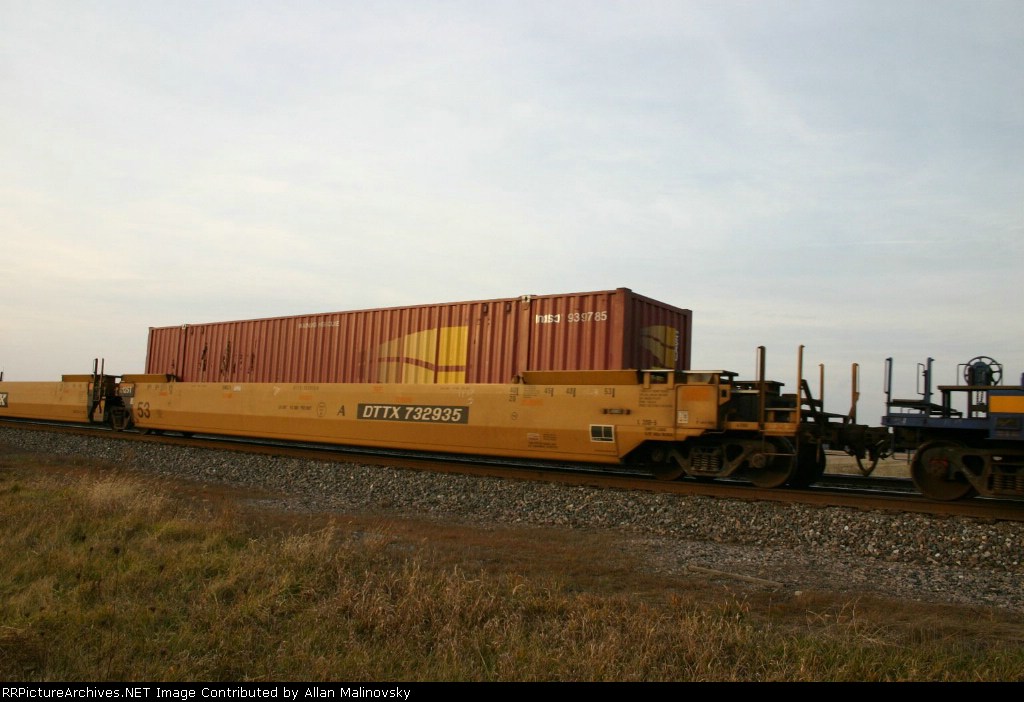 DTTX 732935 with reporting marks on container upside down